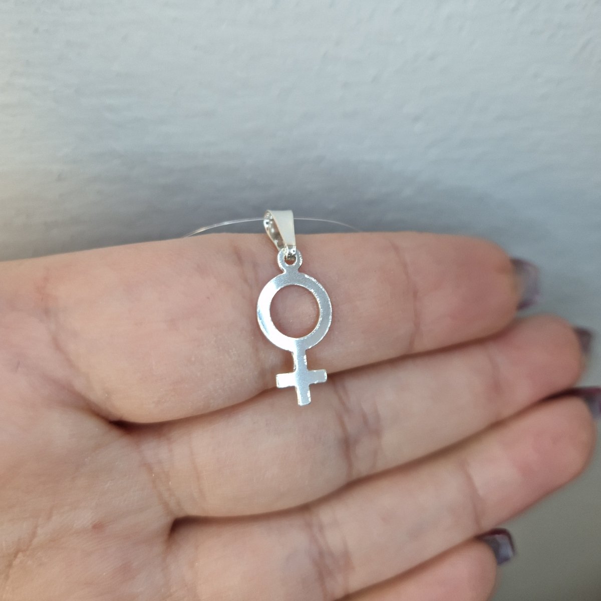Hängsmycket Kvinno -symbol silver - Smyckesbutiken